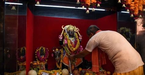 শনিদেবকে প্রসন্ন করতে চাইলে শনিবার করুন এই ৫টি খুব সহজ প্রতিকার কোনও