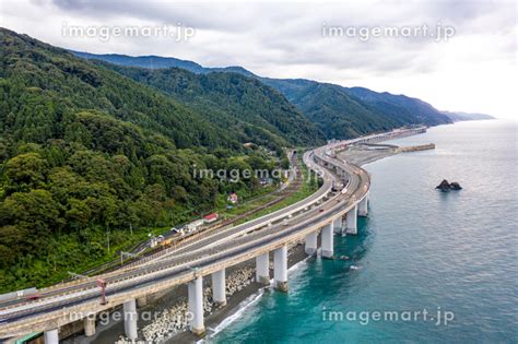 親不知の北陸自動車道国道8号線えちごトキめき鉄道日本海ひすいライン新潟県糸魚川市の写真素材 146018833 イメージマート