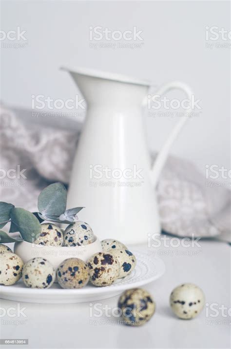 흰 접시 녹색 나뭇가지 리넨 냅킨과 메 추 라 기 계란 테이블 설정입니다 부활절을 준비 합니다 차가운 규모에서 조율 0명에 대한