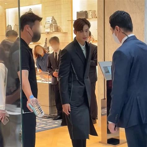 مستخدمو الإنترنت يقولون أن تشا أونوو يبدو كأمير خارق الوسامة في أحدث ظهور له آسيا هوليك