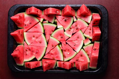 수 박 조각 패턴입니다 오래 된 금속 접시에 잘 익은 수 박의 조각입니다 붉은 과일 다이어트에 대 한과 당으로 이 뇨 제는 식사와 함께 시체를 클렌징 야채 채식에 대 한 0