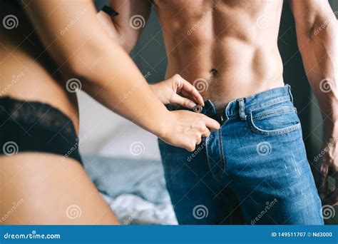 Pares Jovenes Rom Nticos Que Son Ntimos Y Sensuales En Dormitorio