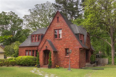14 Best Roof Color For Red Brick House To Create A Stunning Exterior