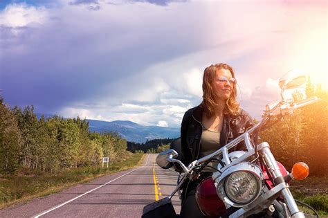 Cuál es la diferencia entre una moto naked y una deportiva