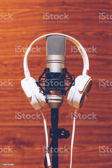 나무 배경에 흰색 헤드폰이 있는 스튜디오 콘덴서 마이크 0명에 대한 스톡 사진 및 기타 이미지 0명 노래 노래방기계