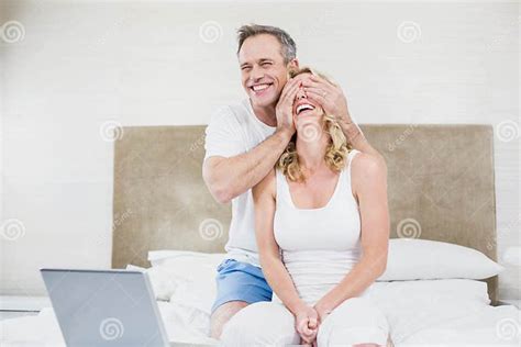 Marito Che Fa Una Sorpresa Alla Moglie Immagine Stock Immagine Di