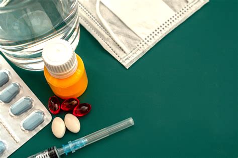 건강 검진 및 치료 개념 빨간색과 흰색 알약 온도계 노란색 혈청 마스크 파란색 배경 상단보기 복사 공간에 의료 주사기 의료 플랫