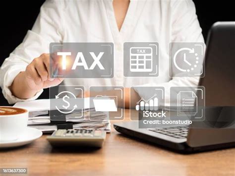 개인 소득세 납부 양식을 작성하기 위해 세금 양식을 사용하는 여성 사업가 개념에 대한 스톡 사진 및 기타 이미지 개념 개성 개념 계산기 Istock