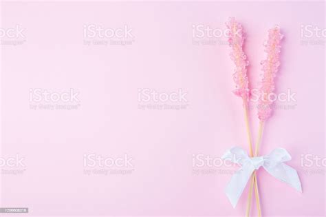 흰색 활 복사 공간 수평 상단보기로 장식 된 분홍색 종이 배경에 두 개의 분홍색 바위 사탕 결정체에 대한 스톡 사진 및 기타 이미지 Istock