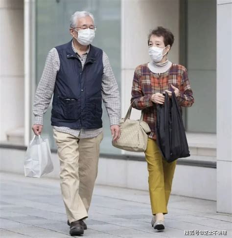 原创被上海街头的爷爷惊艳了！不穿老年装，白发不染，却个个高级绅士 小u资讯站