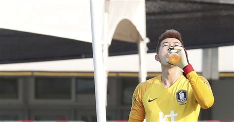 목 축이는 조현우