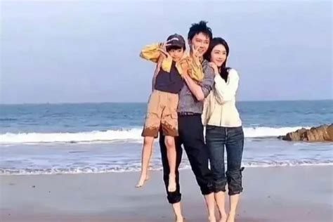 赵丽颖复婚无望！冯绍峰被曝带娃与美女赤脚踩水，网友怒斥其无耻恋情发展生活