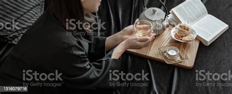 여성의 손에 차 한 잔 쿠키 침대에서 책을 곁들인 아늑한 구성 가정 생활에 대한 스톡 사진 및 기타 이미지 가정 생활 여자
