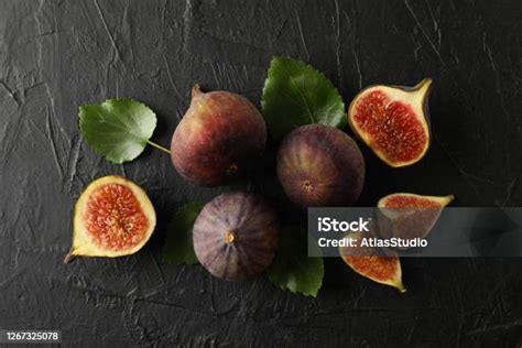 검은 색 배경에 신선한 무화과 과일 슬라이스와 잎 상단 보기 0명에 대한 스톡 사진 및 기타 이미지 0명 과일 다발