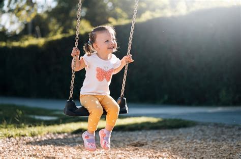 Eine Junge Mutter Und Ihre Kleine Tochter Reiten Auf Einer Schaukel Im Park Und Sind Sehr