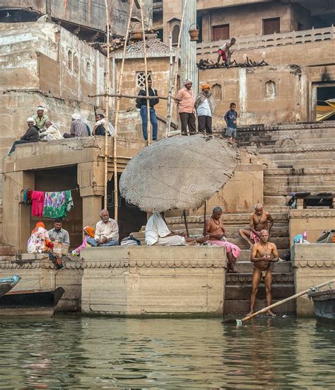 Personas Bañándose Junto a Piras Fúnebres a Orillas Del Río Ganges En Varanasi India Imagen