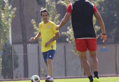 واکنش وکیل مالک باشگاه نفت طلائیه تهران؛ اظهارات وکیل علی کریمی غیرحرفه