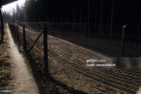 Diagrenzanlagen An Der Grenze Zwischen Der Ddr Und Der News Photo