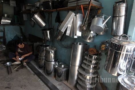 Bahan Baku Pembuatan Panci Naik Foto Tribunnews