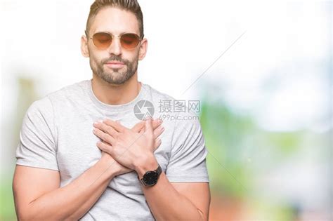 年轻英俊的男子戴着墨镜高清图片下载 正版图片503862107 摄图网