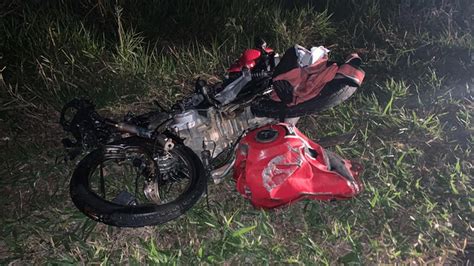 Batida Frontal Entre Motocicleta E Carro Deixa Duas Pessoas Mortas Em