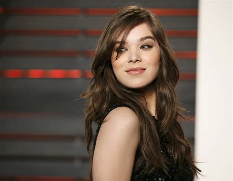 900x700 Resolution Cute Hailee Steinfeld 2017 900x700 Resolution