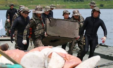 한강에 버려졌다 수거된 황당한 쓰레기들 사진 5장 인사이트