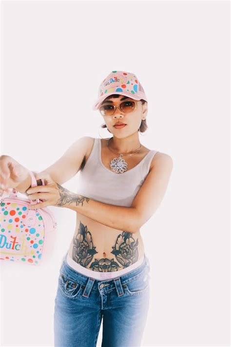 Бесплатные стоковые фото на тему белый фон боди арт вертикальный выстрел головной убор