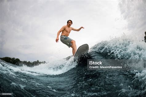 활기찬 남자는 활동적인 물 스포츠에 가서 웨이크 서핑 보드에 파도를 타고 강에 대한 스톡 사진 및 기타 이미지 강 건강한 생활방식 곡예 활동 Istock