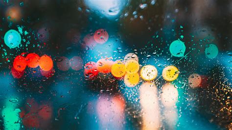 파란색 유리 배경에 밤 또는 저녁 가로등에서 빗 물 방울 거리 Bokeh 조명이 초점이 맞지 않습니다 가을 추상 배경 가을에