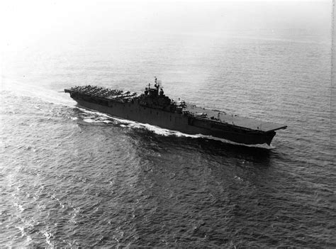 Asisbiz Cv 9 Uss Essex Underway 1943 01