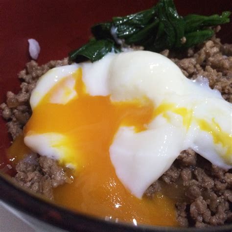 【鶏そぼろ丼】料理レシピ♪鶏ひき肉のそぼろ丼に温泉たまごを乗せた、お手軽丼ぶりメニューです。