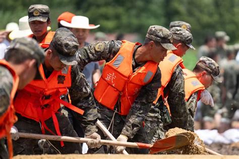 武警湖南省总队长沙市支队官兵奋战在防汛抗洪一线 中国军网