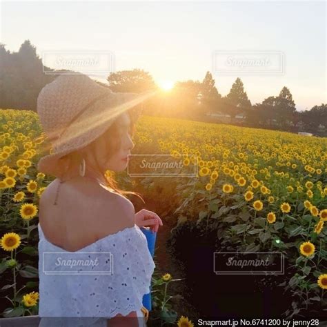 花の前に立つ女性の写真・画像素材 6741200 Snapmart（スナップマート）