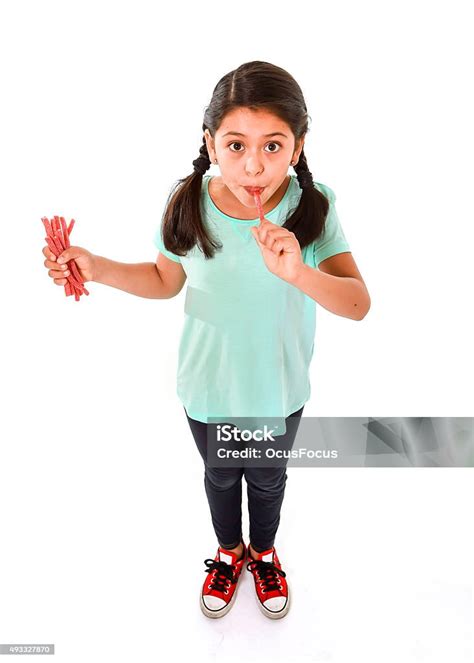 Lamer Y Niño Feliz Comiendo Rojo Azúcar Dulces De Regalíz Foto De Stock