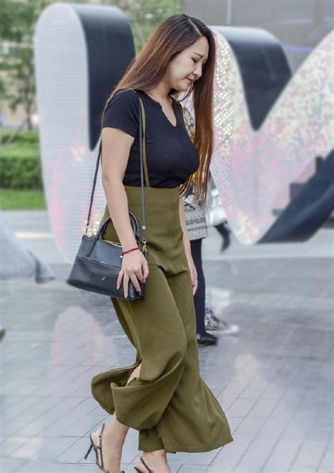 街拍：短发美女，一件露肩上衣搭配黑色百褶裙，女神范十足