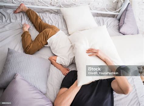 베개 싸움입니다 아버지는 아들과 함께 침대에 재생입니다 2명에 대한 스톡 사진 및 기타 이미지 2명 가정의 방 가족