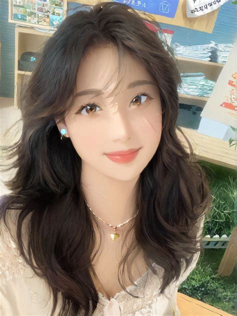 个动漫女孩 单人 项链 珠宝 长发 面向观众 写实的 棕色大眼睛 微笑 棕色 鼹鼠 眼下的痣 耳环 豆友 的以图出图 通用模式作品