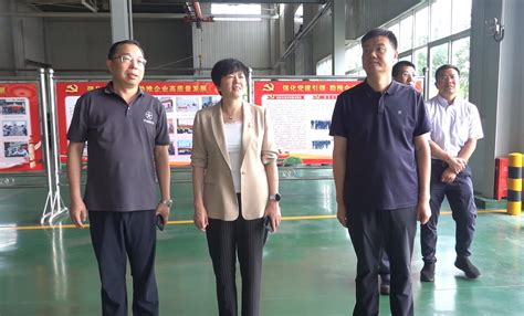 市总工会为湖北大运汽车有限公司颁发湖北五一劳动奖状云上郧阳