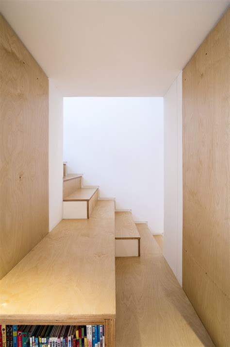 Skinny Scooping Seoul House By Stpmj Subverts Spatial Divisions