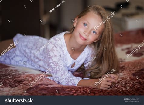 Portrait Pretty Girl Long Hair On Foto De Stock 1469614775 Shutterstock