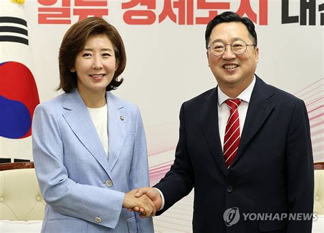 악수하는 나경원ㆍ이장우 연합뉴스