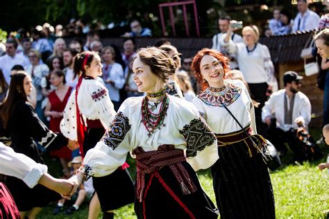 Великдень 2025 гарні веснянки гаївки слухати онлайн Люкс ФМ