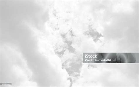 白い雲を持つ黒い空美しい空の背景と壁紙 ふわふわのストックフォトや画像を多数ご用意 ふわふわ タイ王国 人物なし Istock