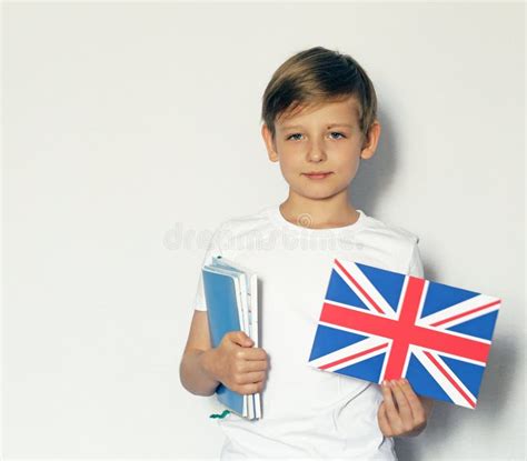 Netter Blonder Junge Der Mit Britischer Flagge Aufwirft Stockfoto