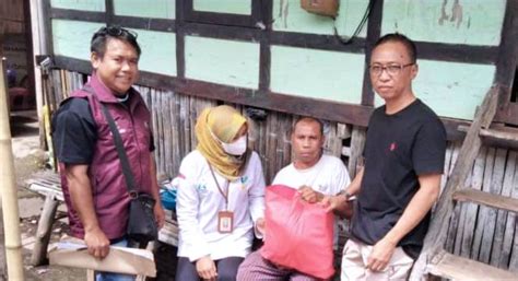 Dinsos Salurkan Bantuan Kursi Roda Dan Makanan Untuk Penyandang Disabilitas