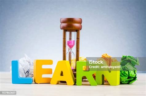 교육은 재미 있는 개념입니다 알파벳 단어는 어두운 배경 위에 나무 책상에 배울 0명에 대한 스톡 사진 및 기타 이미지 0명