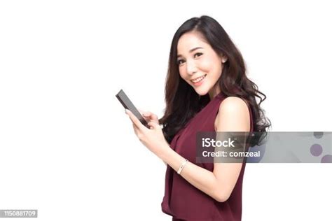 흰색 배경에 고립 된 핸드폰의 여자 사용 사업가 휴대 전화에 Sms를 입력 스마트 폰에서 게임을 재생 하는 행복 한 여자의 초상화를 닫습니다 아시아 타이어 모델 갈색 머리에