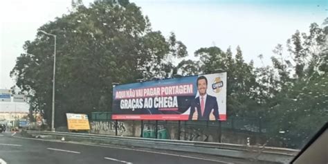 Aqui não vai pagar portagens graças ao Chega Este outdoor foi