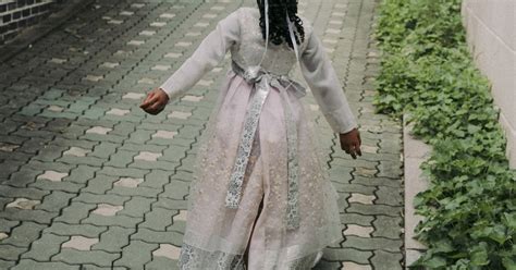 하얀 드레스를 입은 어린 소녀가 거리를 걷고 있다 사진 Unsplash의 아이 이미지